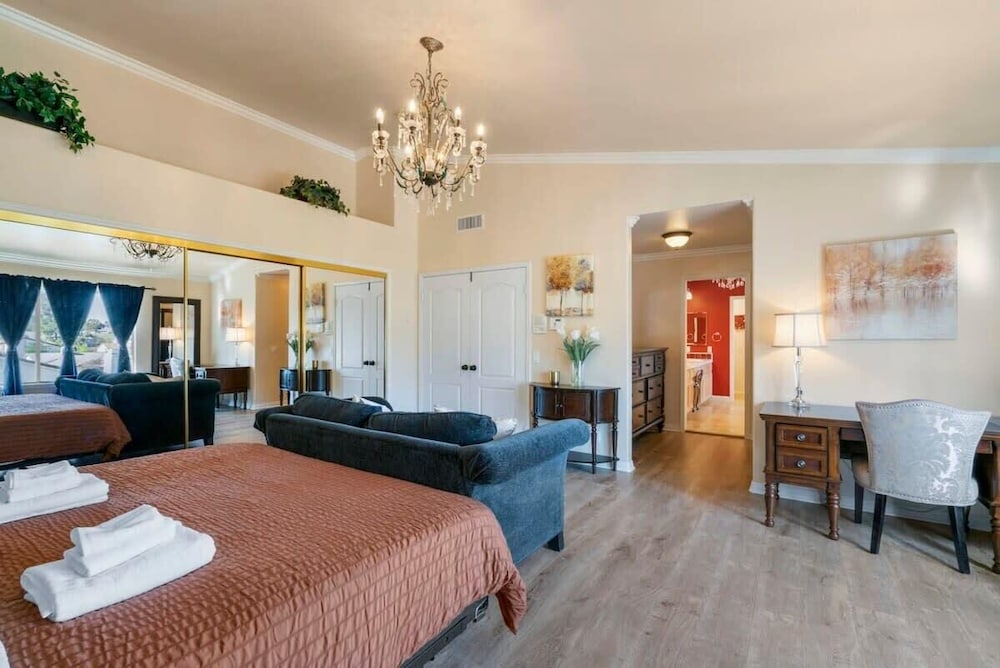 @ Marbella Lane - Captivating Home W/pool - 羅蘭崗