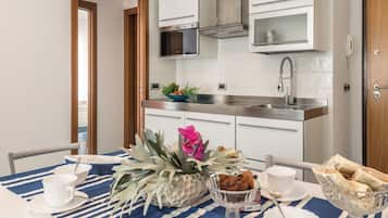 Apartamento, 2 quartos, ar condicionado | Cozinha privada | Um frigorífico, um micro-ondas, uma placa de cozinha