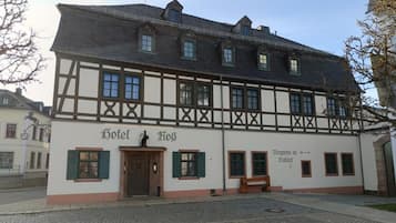 Um edifício tradicional em enxaimel com uma placa indicando "Hotel Hof".