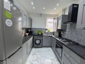 Casa | Cozinha privada | Um frigorífico, um micro-ondas, um forno, uma placa de cozinha