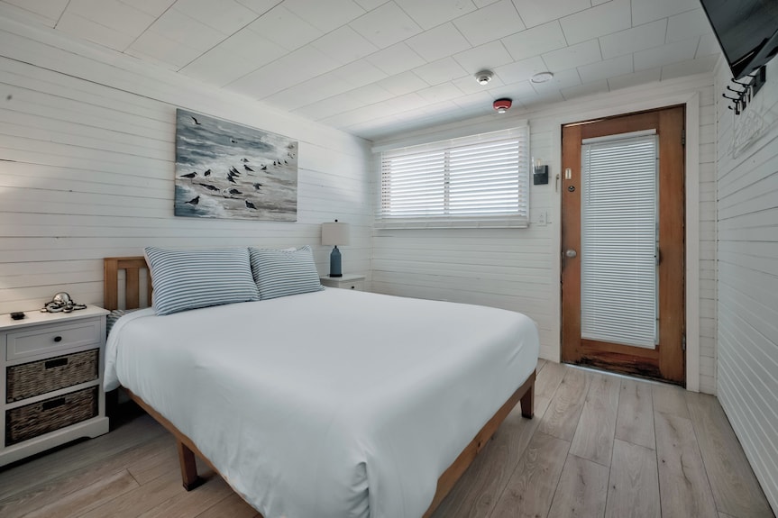 Seashore Condo Hotel #19, Cozy Fire Island Escape, Near Ferry - With Bay Views And Steps From The Beach. - Suffolk County, NY