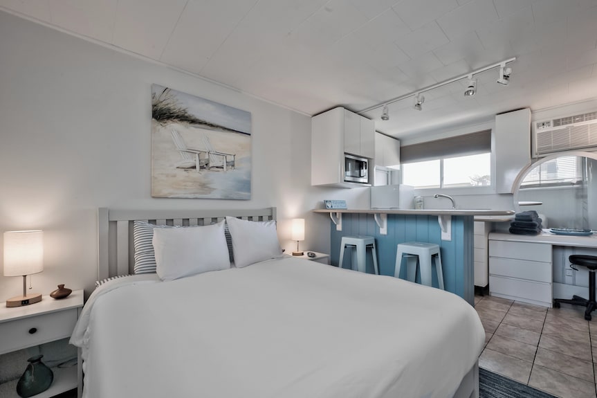 Seashore Condo Hotel #20, Cozy Fire Island Escape, Near Ferry - With Bay Views And Steps From The Beach. - Patchogue, NY