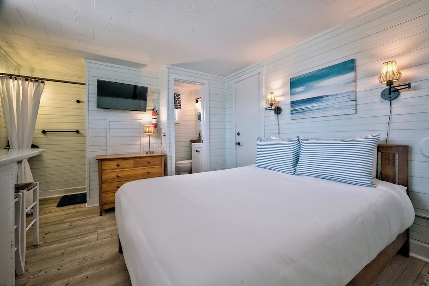 Seashore Condo Hotel #21, Cozy Fire Island Escape, Near Ferry - With Bay Views And Steps From The Beach. - Suffolk County, NY