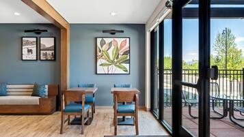 Área de estar no saguão