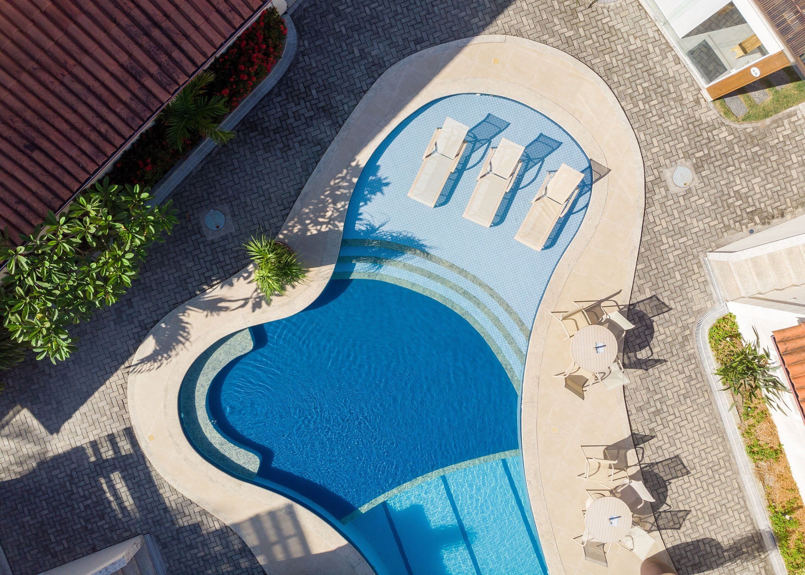Vila luxo | Piscina | Piscina externa, funciona das 9h às 19h, espreguiçadeiras