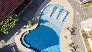 Vila luxo | Piscina | Piscina externa, funciona das 9h às 19h, espreguiçadeiras