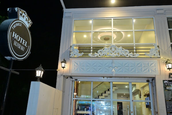 Hotel Twinkle Regency By Wishotel - Indore