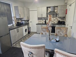 Apartamento | Cozinha privada | Geladeira, micro-ondas, fogão, cooktop