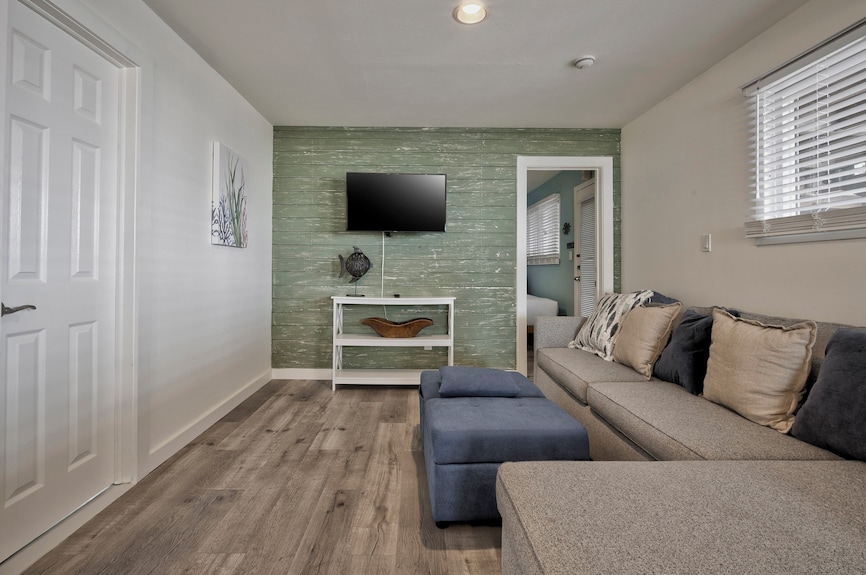 Seashore Condo Hotel Two Bedroom Suite, Spacious Fire Island Escape, Near Ferry - With Bay Views And Steps From The Beach. - Fire Island, NY