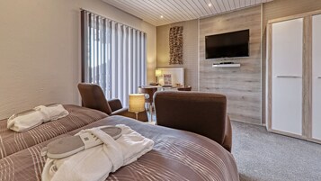 Quarto Duplo Básico, não fumadores, serviço de limpeza e arrumação | Cofre no quarto, cortinas/cortinados opacos, Wi-fi grátis 