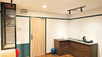 Quarto casal família | Escrivaninha, quartos à prova de som, ferros/tábuas de passar roupa