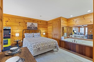 Condo com design assinado, 1 cama Queen e sofá-cama, lareira, vista para a montanha | 1 quarto, individualmente decorados, individualmente mobiliados