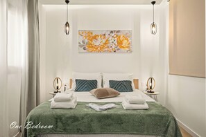 Apartamento standard, vista para a cidade | Roupas de cama premium, camas Select Comfort, cofres nos quartos