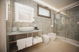 Quarto Duplo Deluxe | Casa de banho | Artigos de higiene pessoal grátis, um secador de cabelo, roupões 