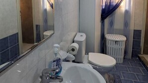 Apartamento, 1 quarto | Casa de banho | Papel higiénico
