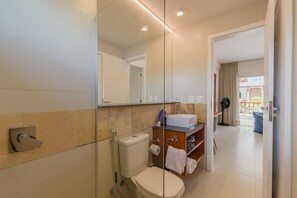 Um polibã, um secador de cabelo, toalhas fornecidas, sabão 