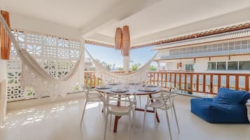 Quarto Quádruplo Elite | Refeições ao ar livre