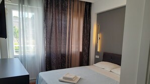Quarto casal ou duplo clássico, sacada, vista para a cidade | Wi-Fi de cortesia