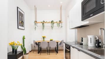 Apartamento família, sacada | Cozinha americana privada | Geladeira grande, micro-ondas, fogão, cooktop