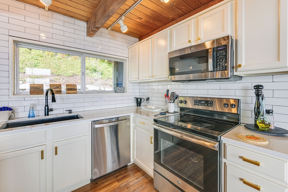 Decks & Views: Waterfront Shelton Home - Hoodsport, WA