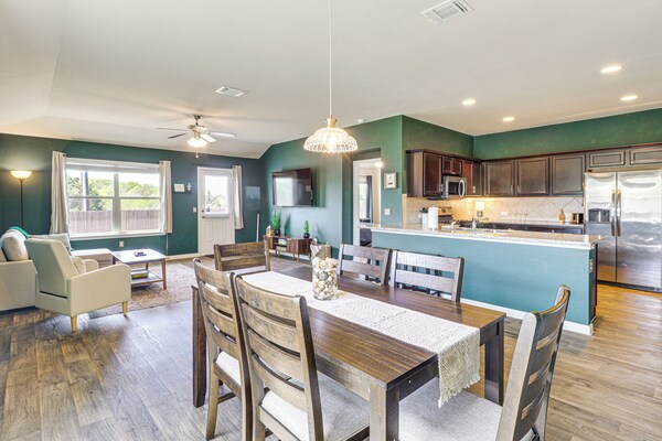 Shop, Dine & Unwind: Pet-friendly Home In Austin! - Austin, TX