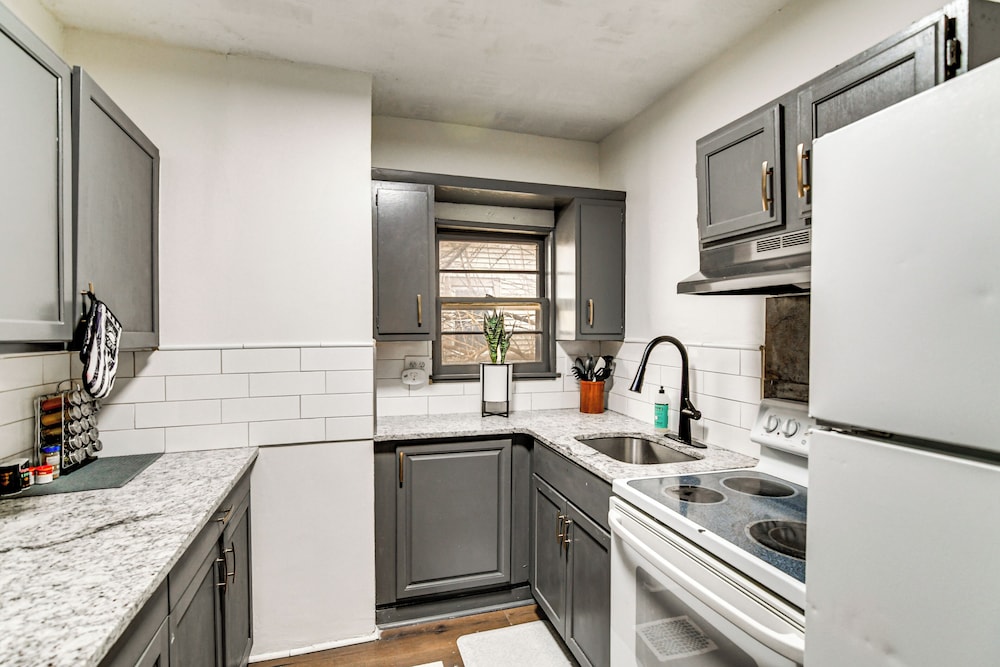 Walkable Location: Welcoming Unit In Omaha - Omaha, NE