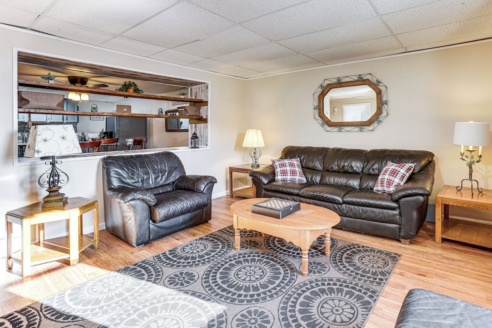 1 Block To Crystal Lake: Downtown Beulah Apt! - Beulah, MI