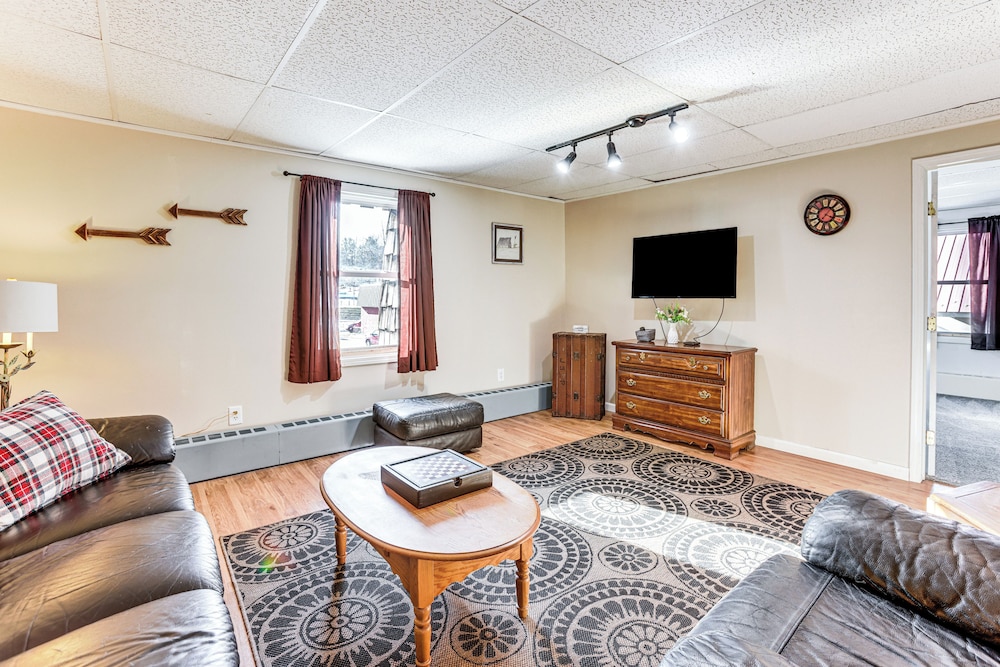 1 Block To Crystal Lake: Downtown Beulah Apt! - Beulah, MI