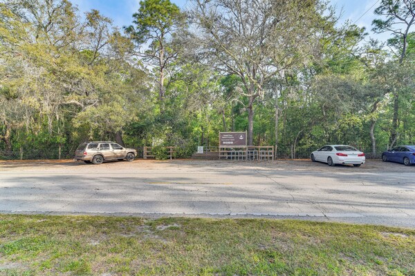 Breezy Tampa Home W/ Yard: Perfect For Long Stays - Tampa, FL