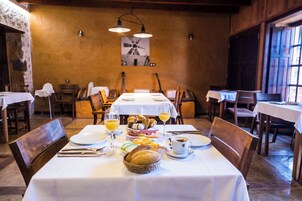 Café da manhã com buffet grátis todos os dias