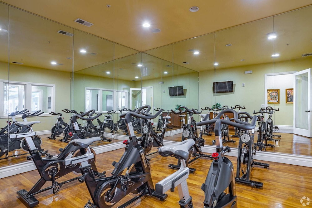 New Trendy 1br Apartment With Heated Pool Gym Minigolf - Reno, NV