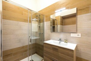 Um polibã, um secador de cabelo, chinelos, toalhas fornecidas 