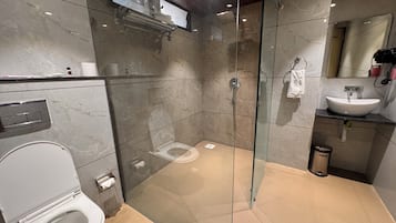 Suite Executiva | Casa de banho | Um polibã, artigos de higiene pessoal grátis, um secador de cabelo