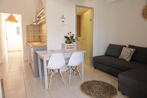 Apartamento Deluxe, vista para a piscina | Sala de estar