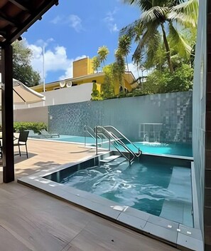 Piscina interior, piscina exterior 