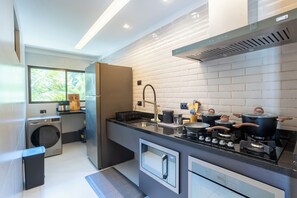 Apartamento | Cozinha privada | Um micro-ondas, um forno, utensílios de cozinha 