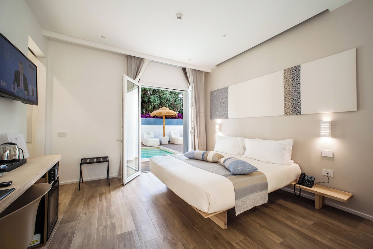 Quarto casal ou duplo luxo, vista para a piscina | 1 quarto, cofres nos quartos, escrivaninha
