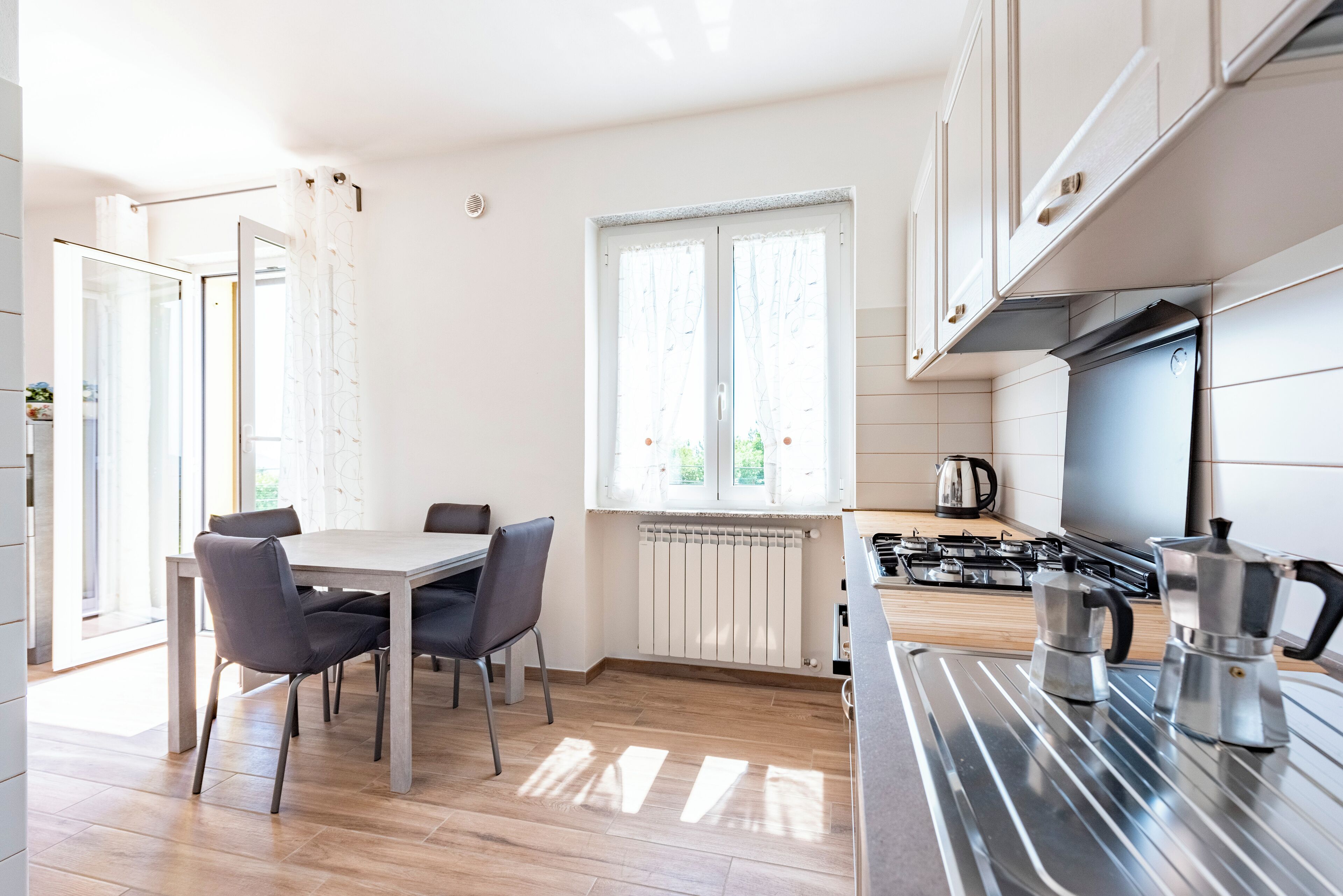 Apartamento, 1 cama de casal e sofá-cama, vista para a montanha | Cozinha privada | Um frigorífico, um micro-ondas, um forno, uma placa de cozinha 