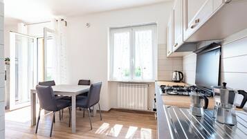 Apartamento, 1 cama de casal e sofá-cama, vista para a montanha | Cozinha privada | Um frigorífico, um micro-ondas, um forno, uma placa de cozinha