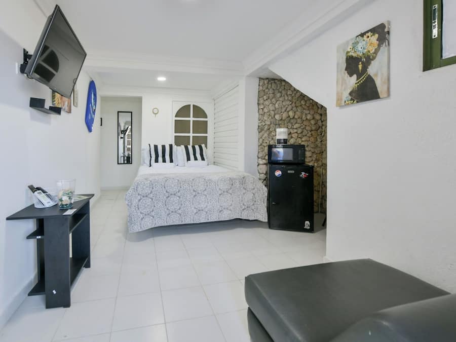 Quarto Quádruplo Básico | Cofre no quarto, Wi-fi grátis