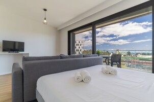 Estúdio conforto, sacada, vista para a cidade | Quartos à prova de som, ferros/tábuas de passar roupa, Wi-Fi de cortesia