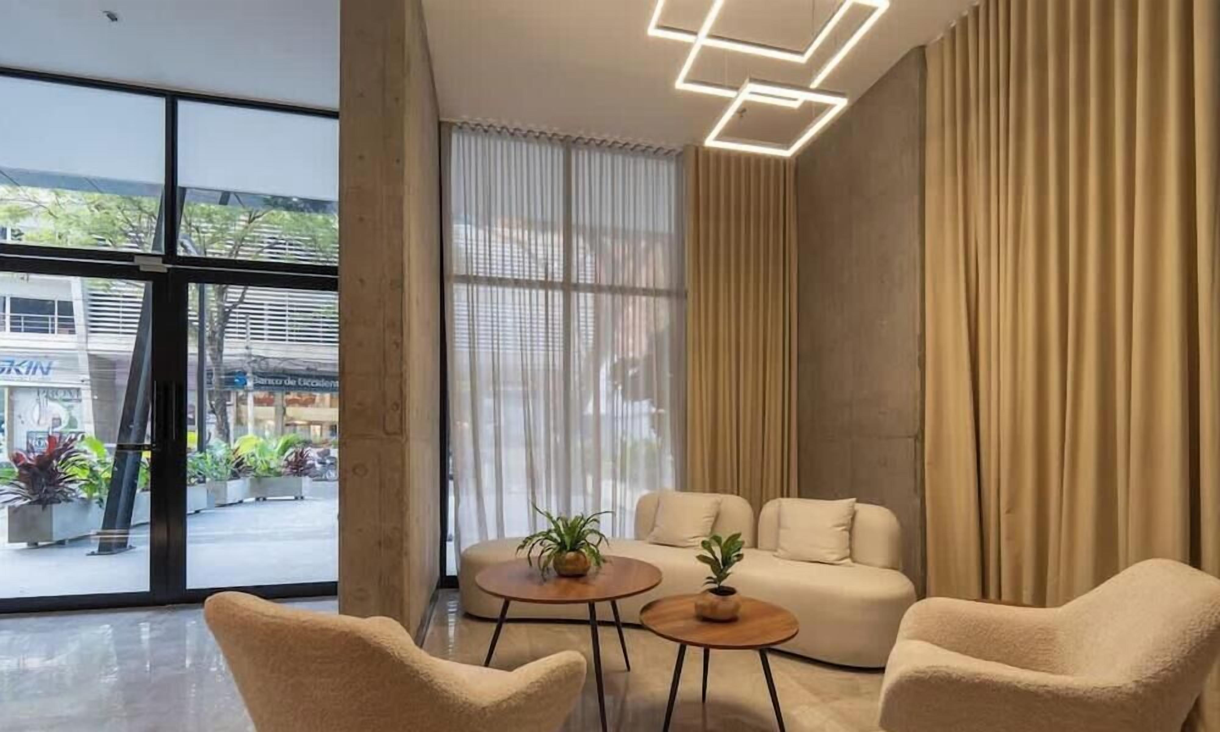 Rm 902 |  High-rise Elegance | Pool & Security - 