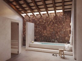 Quarto superior, vista para o jardim | Banheiro | Secador de cabelo, toalhas de banho, sabonete, shampoo