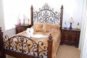 Casa, várias camas, acesso à piscina, vista para a piscina (Bailey Villa) | 4 quartos, com decoração personalizada, com mobília individualizada