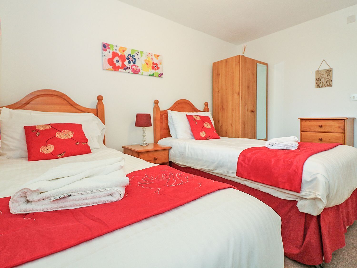 3 quartos, com decoração personalizada, com mobília individualizada 
