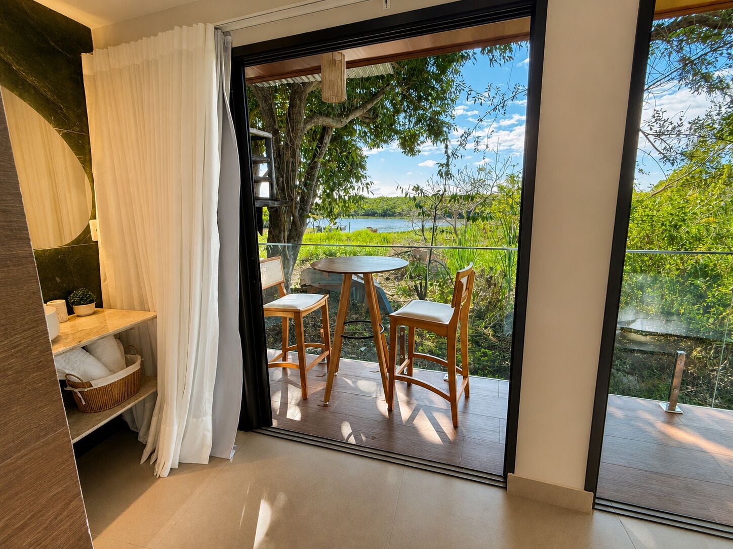 Suite Deluxe, varanda, vista para o rio | Roupa de alta qualidade, quartos insonorizados, Wi-fi grátis 