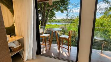 Suite Deluxe, varanda, vista para o rio | Roupa de alta qualidade, quartos insonorizados, Wi-fi grátis