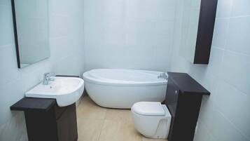 Quarto luxo, sacada, vista para a cidade | Banheiro | Secador de cabelo, toalhas de banho, sabonete, shampoo