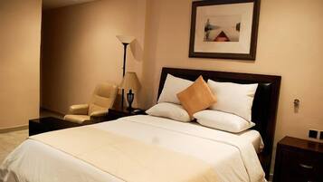 Quarto luxo, sacada, vista para a cidade | Escrivaninha, espaço de trabalho para notebook, cortinas blackout