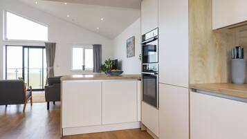 Uma máquina de lavar louça, utensílios de cozinha